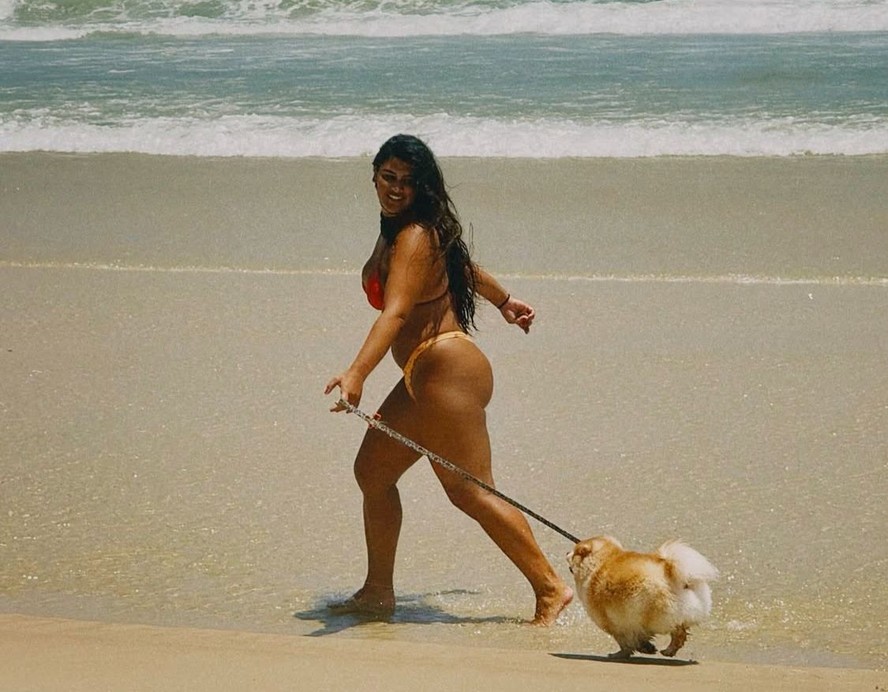 Giulia Costa Curte Praia No Rio De Janeiro Celebridades Vogue