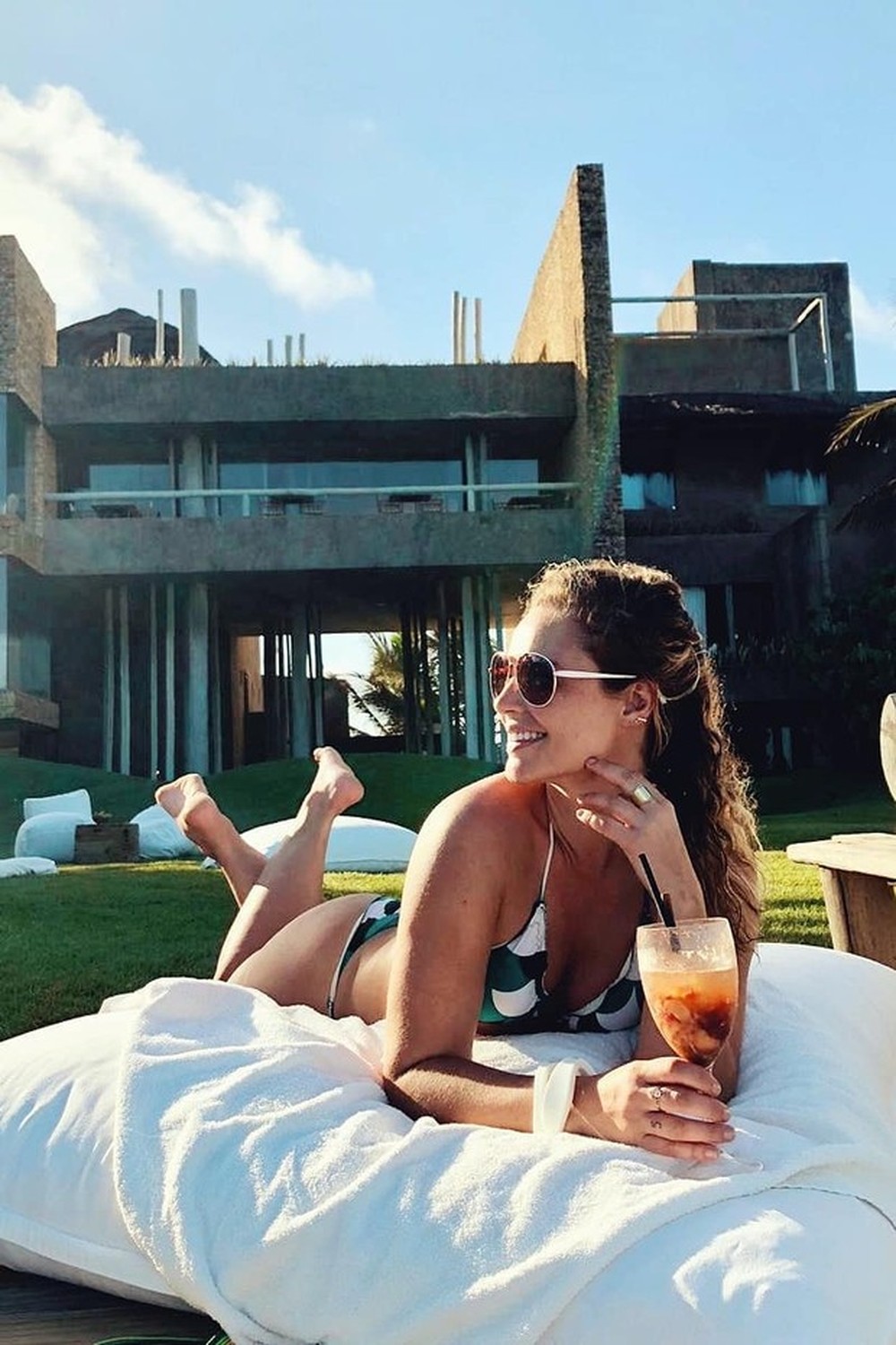 Paolla Oliveira escolhe biquíni hot pants para dia de praia Celebridades Vogue