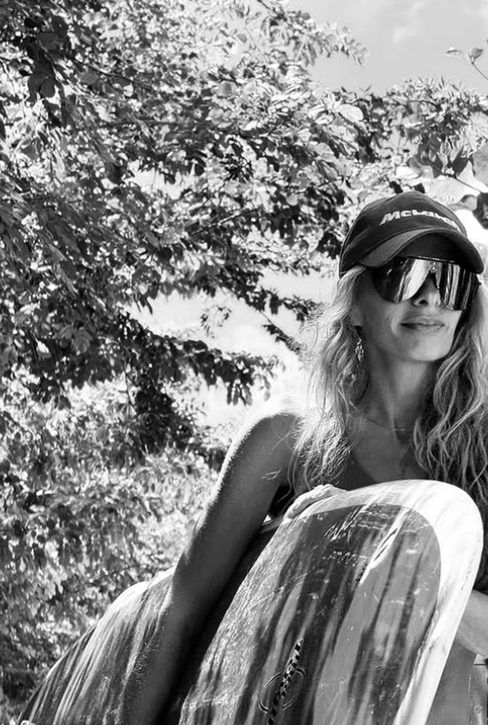 Adriane Galisteu posa a lá 'SOS Malibu' em férias