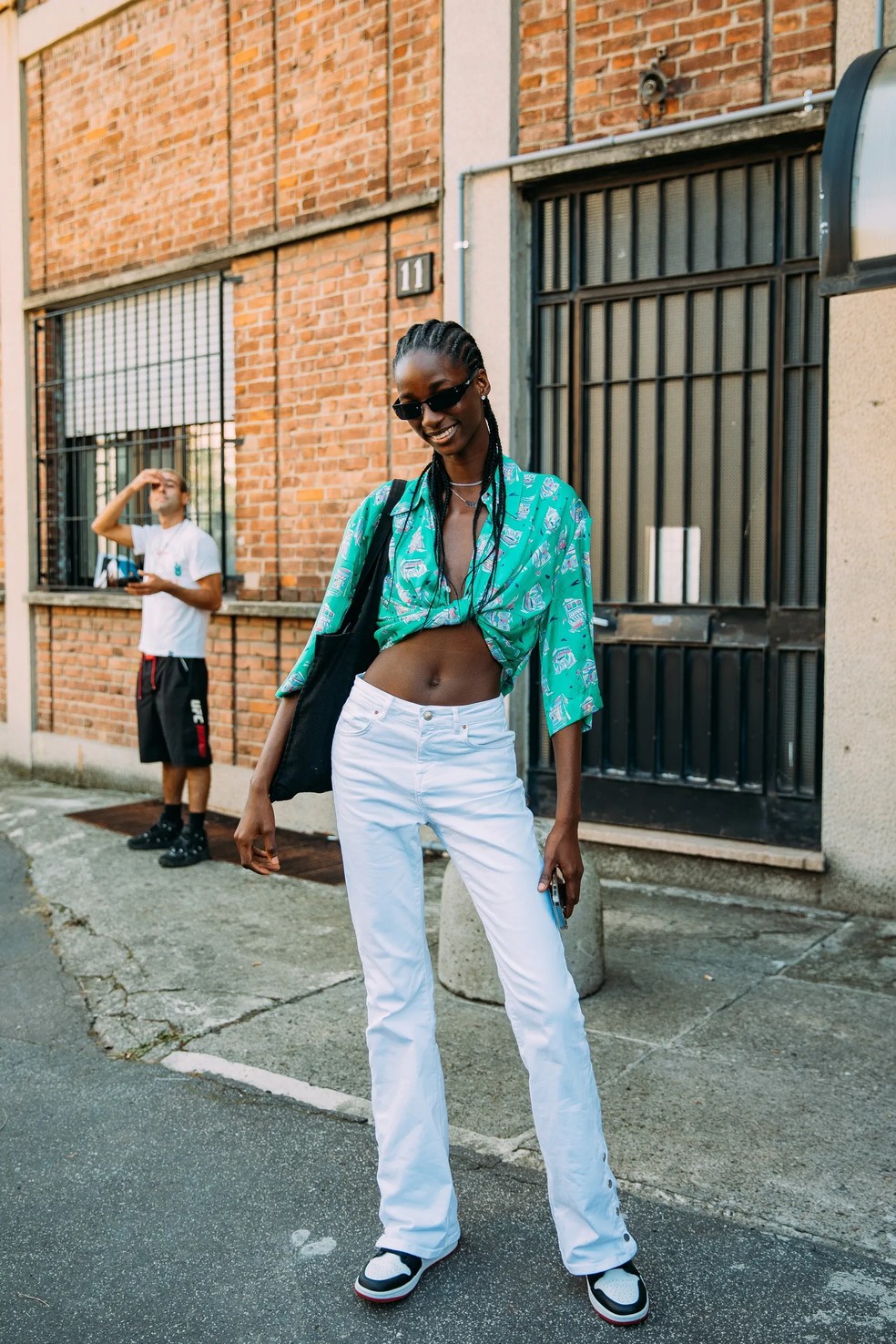 Como estilizar o jeans branco, peça tendência da vez, segundo o street ...