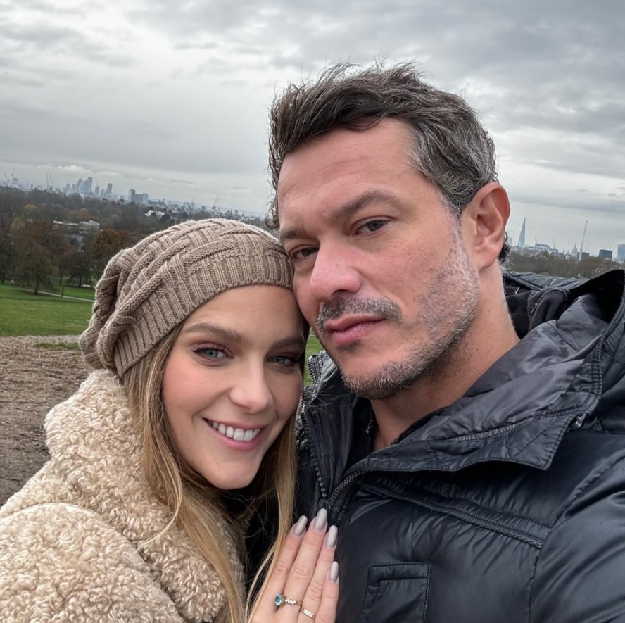 Em NY, Isabella Santoni curte viagem ao lado do namorado Henrique Blecher