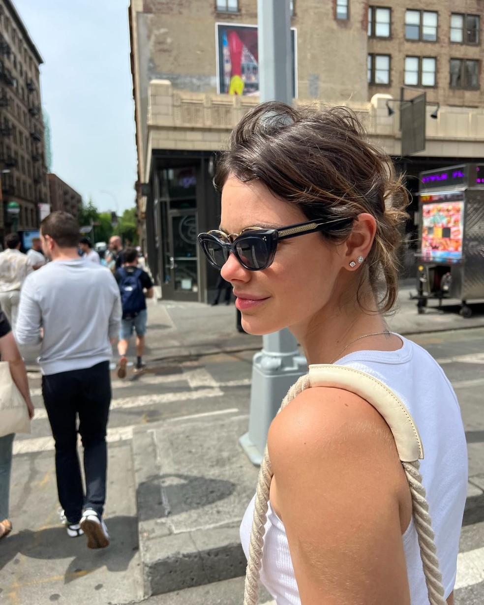 Laura Neiva abre álbum de viagem a Nova York