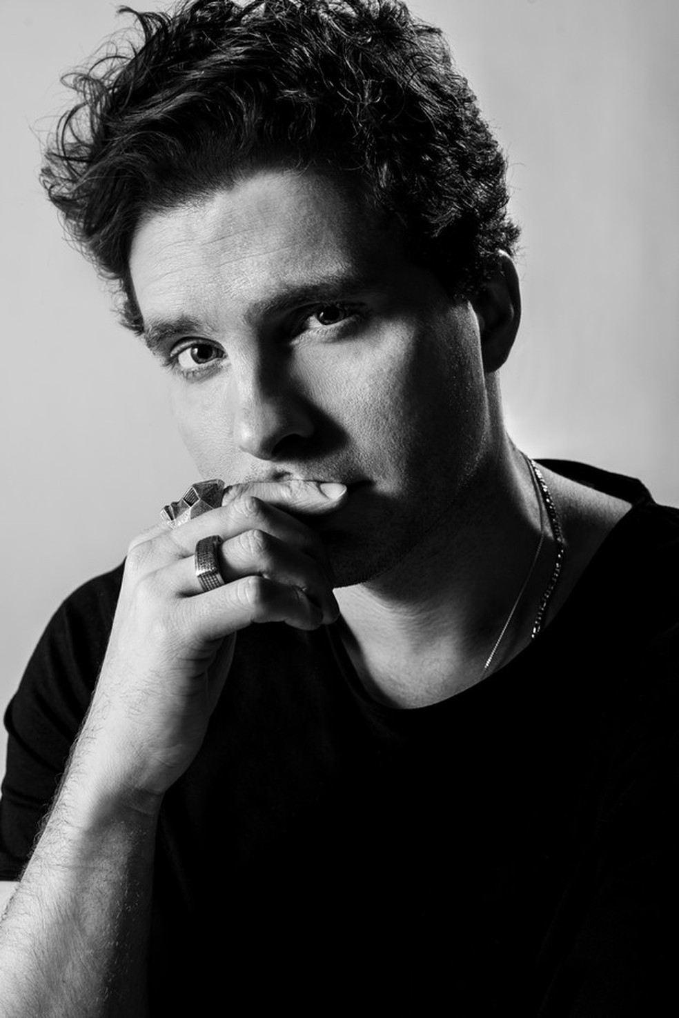 As facetas de Thiago Fragoso: ator de sucesso, maratonista e paizão