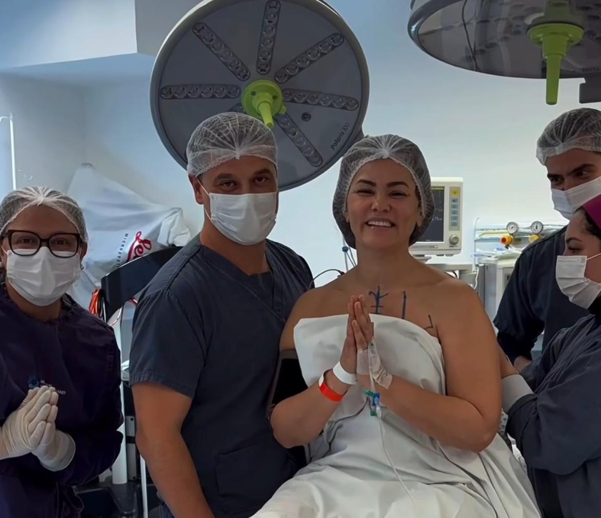 Suzana Alves posta vídeo mostrando detalhes do explante de silicone