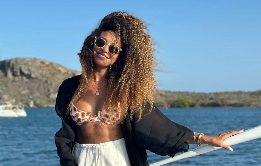 Sheron Menezzes abre álbum de fotos de viagem ao Caribe