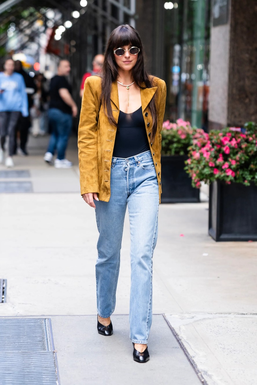 Como usar o jeans cigarrete dos anos 80 como Dakota Johnson