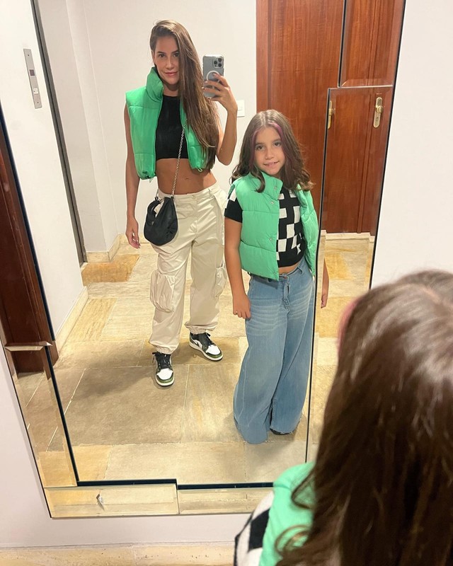 Deborah Secco se derrete pela filha, Maria Flor
