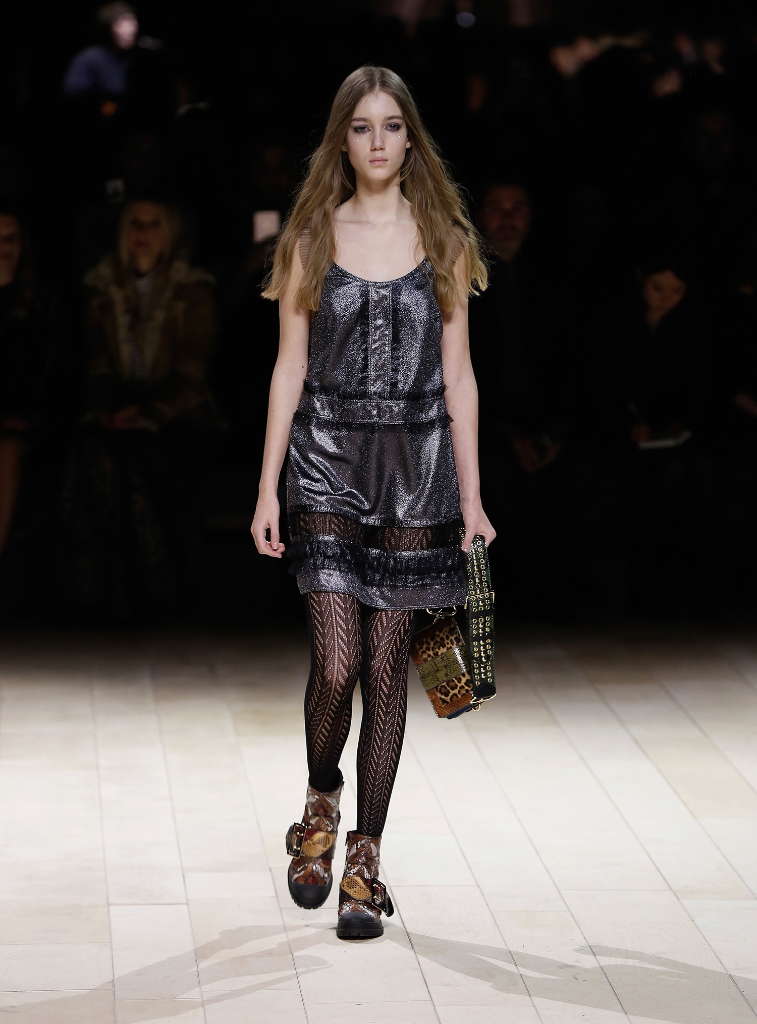 Burberry aposta em inverno 2017 brilhante (e com perfume grunge!)