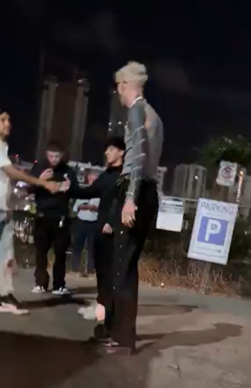 Após fim de noivado com Megan Fox, Machine Gun Kelly é visto pela ...