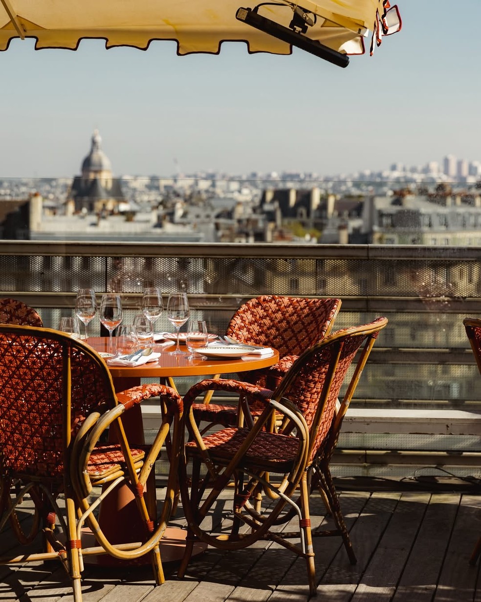 Os melhores rooftops para visitar no verão parisiense