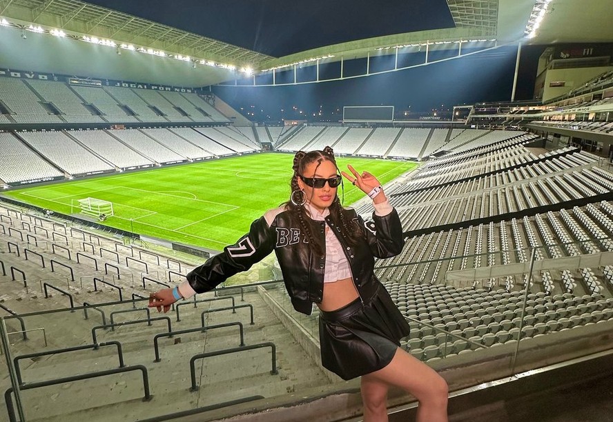 Ex-BBB24, Beatriz Reis Brasil abre álbum de sua primeira vez no estádio ...