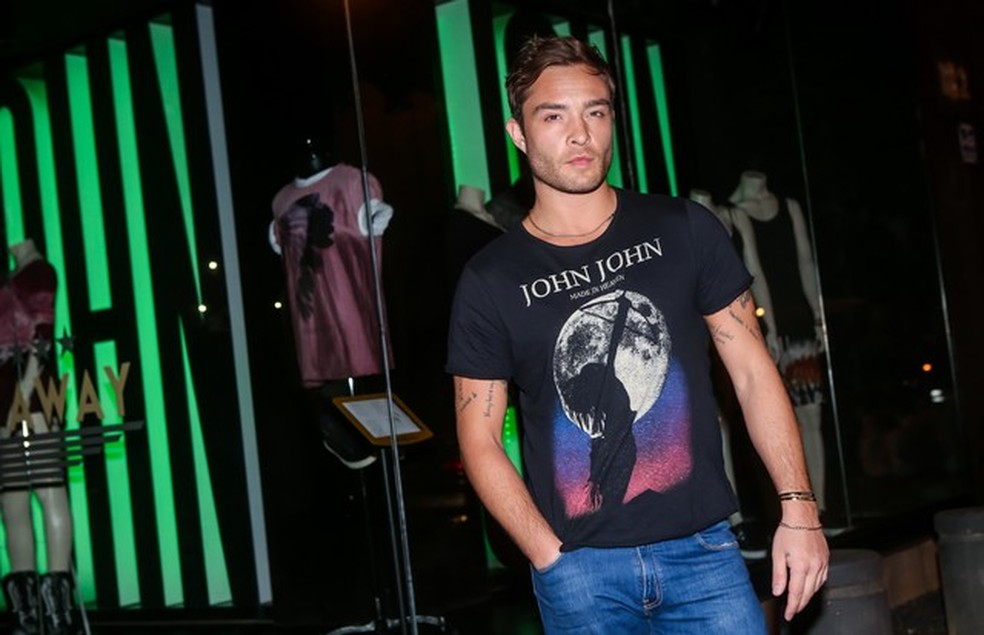 Ed Westwick visita a loja da John John em São Paulo
