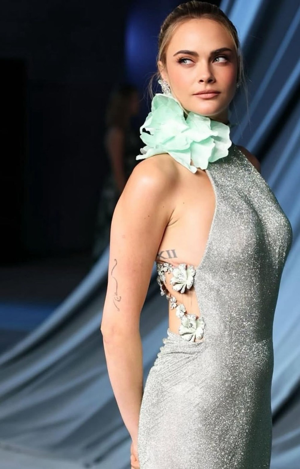 Cara Delevingne exibe incidente de moda durante gala após seu vestido ...