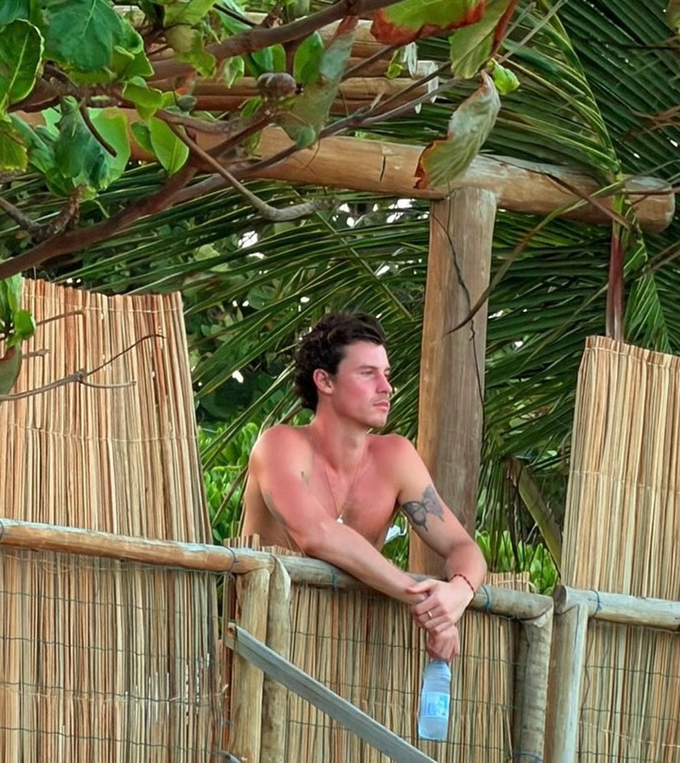 João Lucas posa na mansão onde está com Sasha, Marquezine e Shawn ...