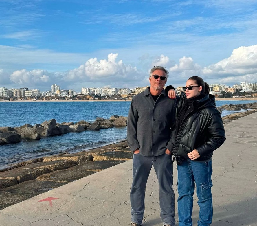 Saory Cardoso e Marcello Novaes posam em cenário paradisíaco de Portugal