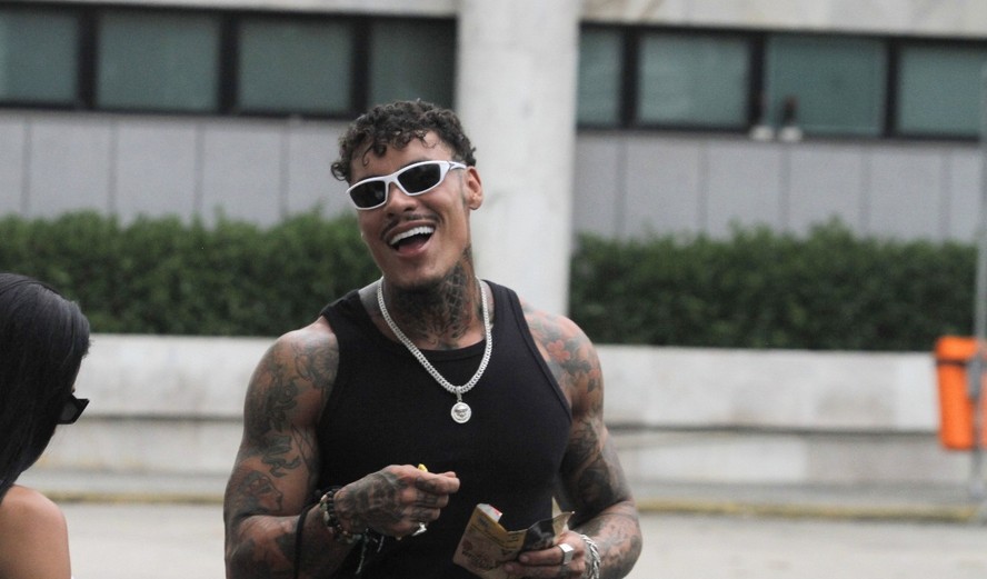 Murilo Dias esbanja simpatia em aeroporto no Rio de Janeiro