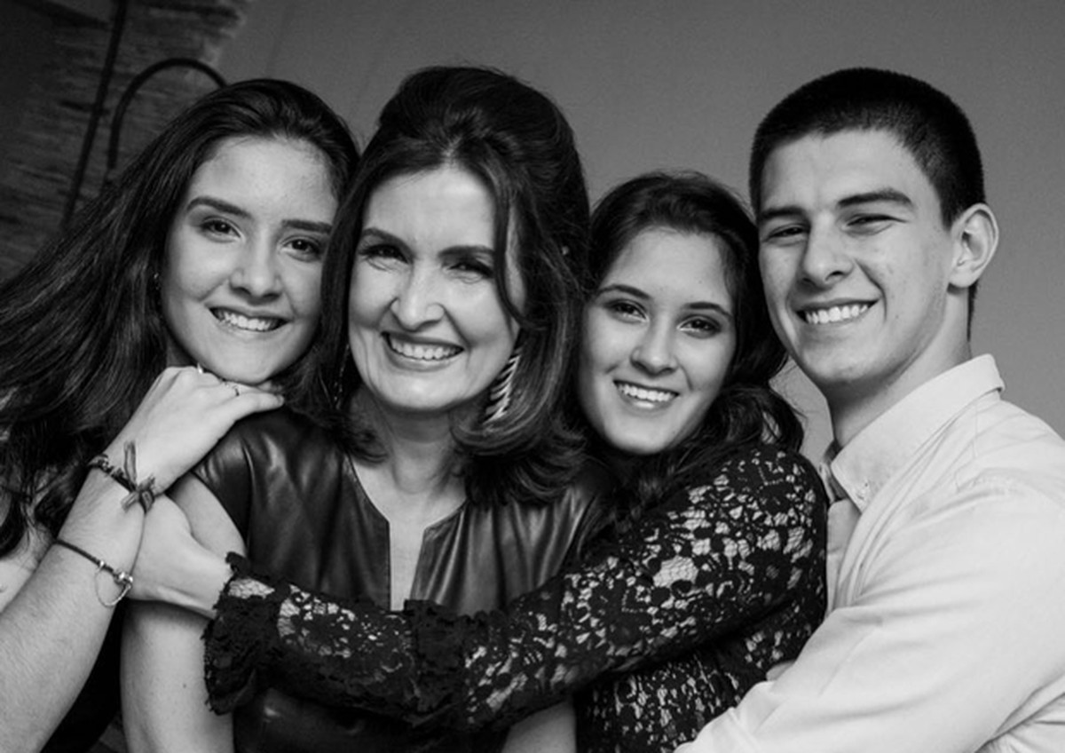 Fatima Bernardes posa com os trigêmeos | Celebridades | Vogue