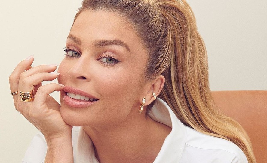 Grazi Massafera pratica yoga em meio à natureza