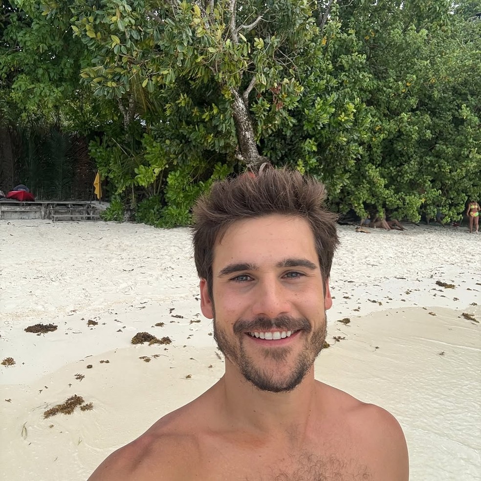 Nicolas Prattes exibe novos cliques de viagem romântica ao lado de ...
