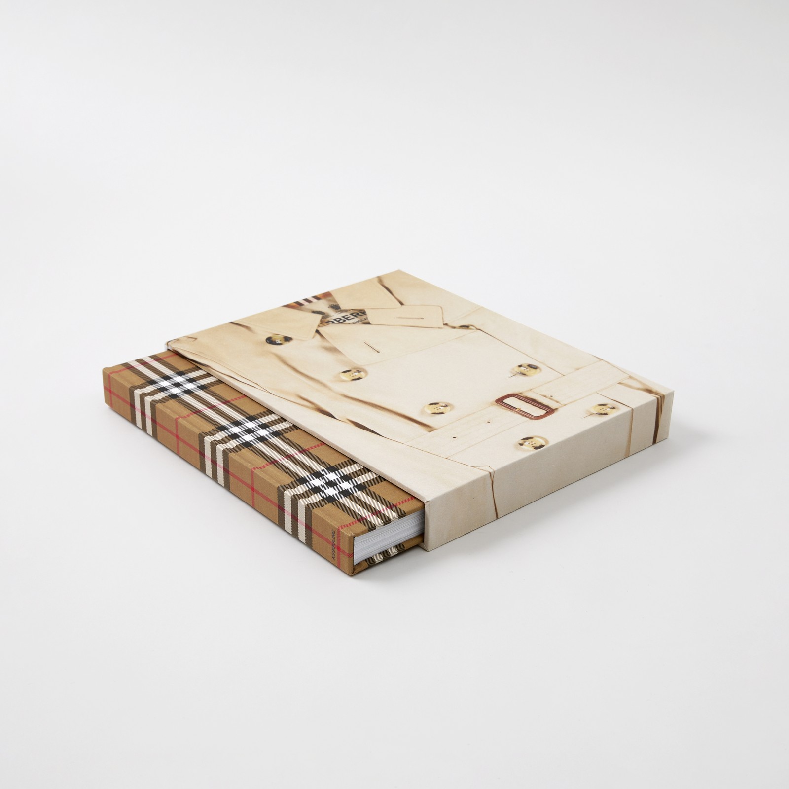 ‘Burberry’ lança livro para celebrar seus 165 anos