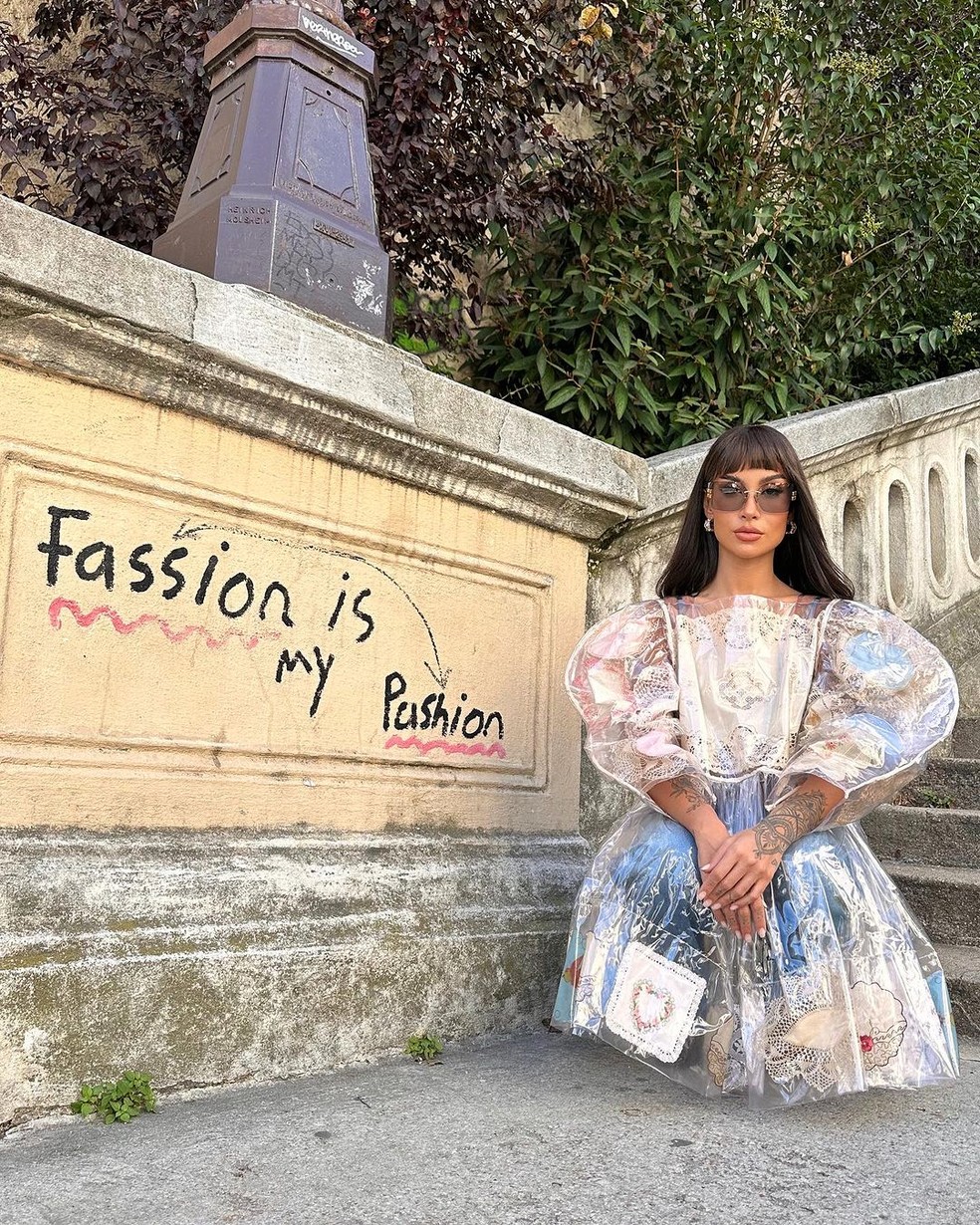 Em Paris, Bianca Andrade surge de franjinha e look fashionista de plástico
