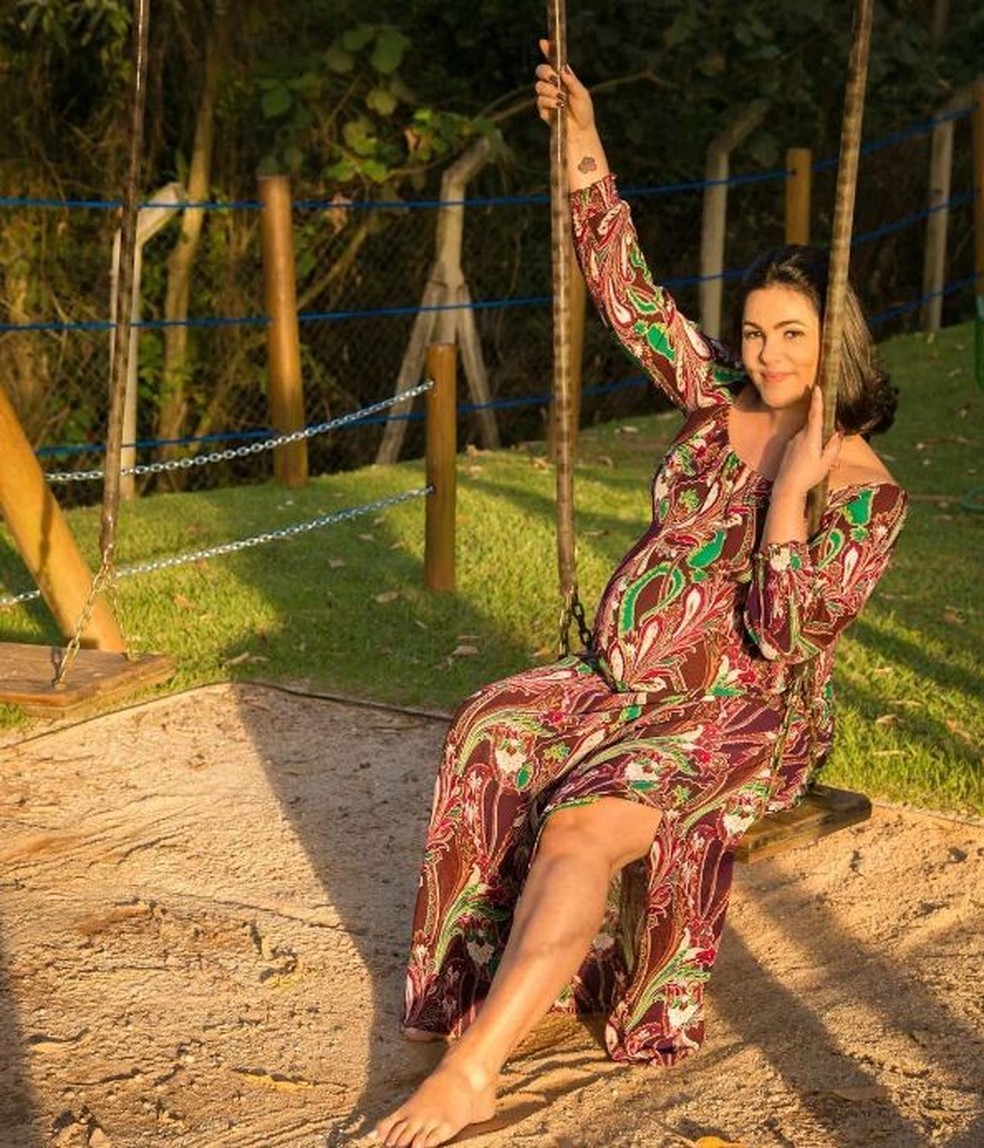 Suzana Alves exibe barrigão em clique matinal