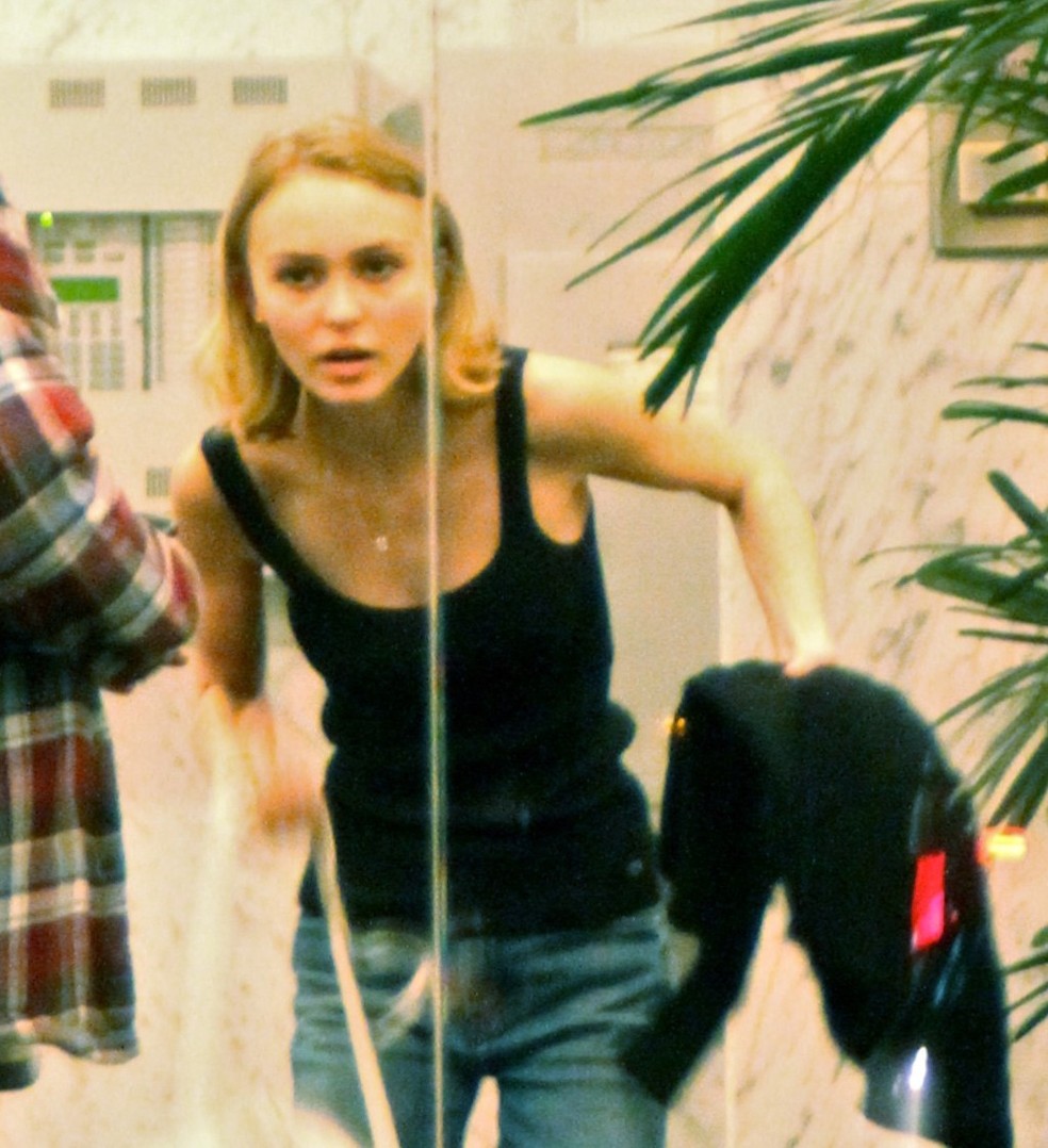 Lily-Rose Depp chama atenção pela magreza excessiva em cliques de paparazzi