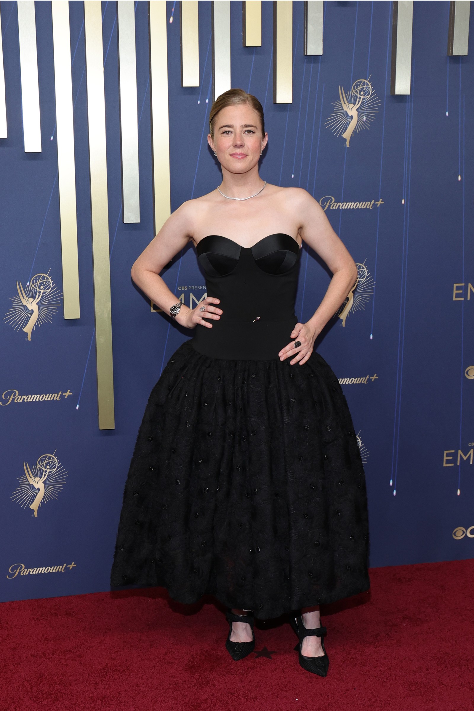 Emmy 2025: Jenna Ortega rouba a cena em tapete vermelho com look ousado