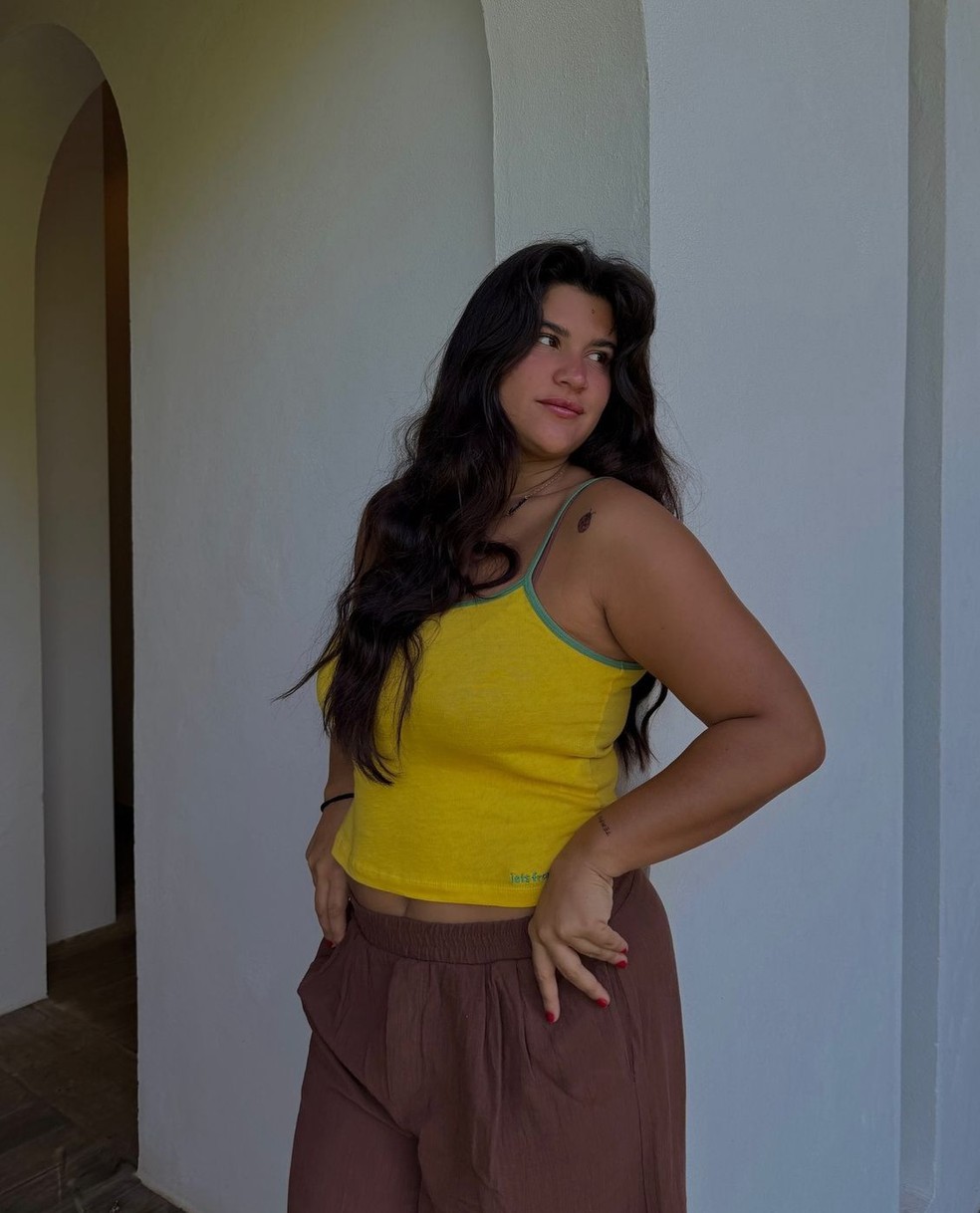 Giulia Costa abre álbum de estadia em Paraty