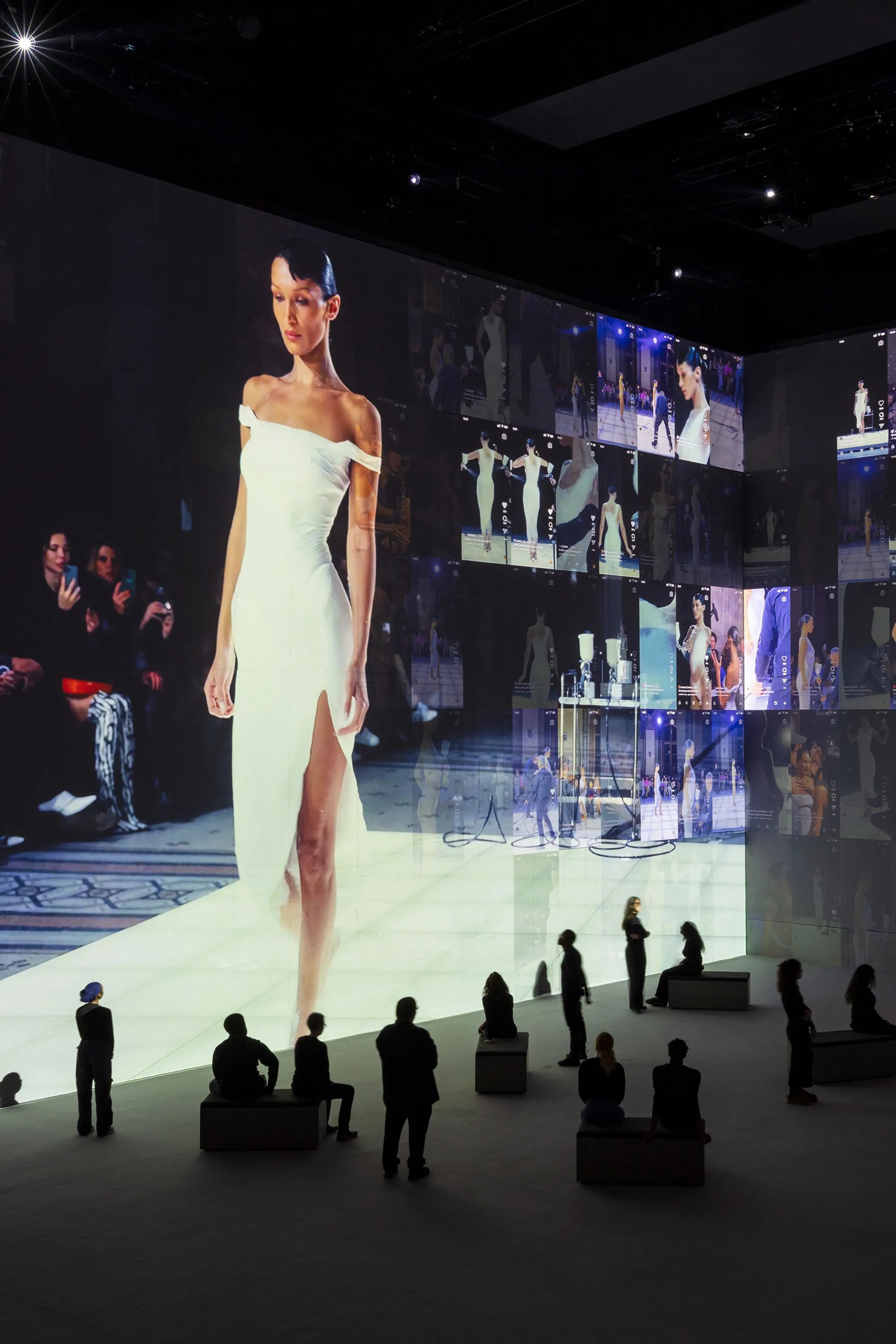 'Inventing the Runway': exposição explora a evolução do desfile de moda