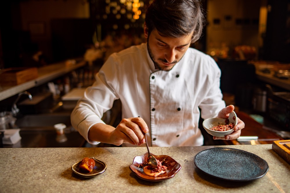 Nas mãos do chef: um roteiro de boas experiências omakase em São Paulo