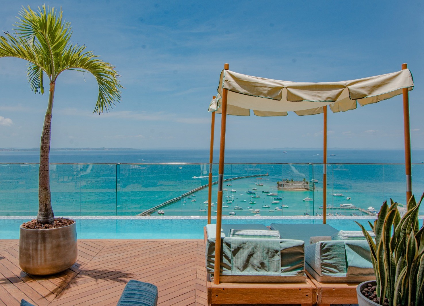 Rooftop do Fera Palace Hotel é renovado em collab com a Le Lis