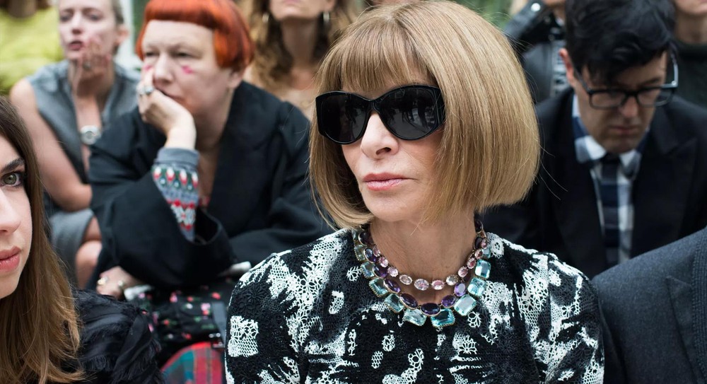 Quem é Anna Wintour? Conheça a história da editora de moda mais famosa ...