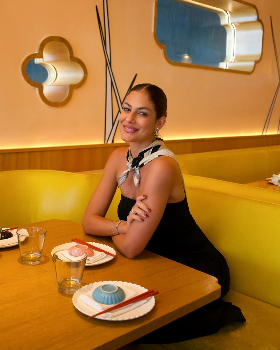 Mari Gonzalez elege look fashionista para passeio em Miami