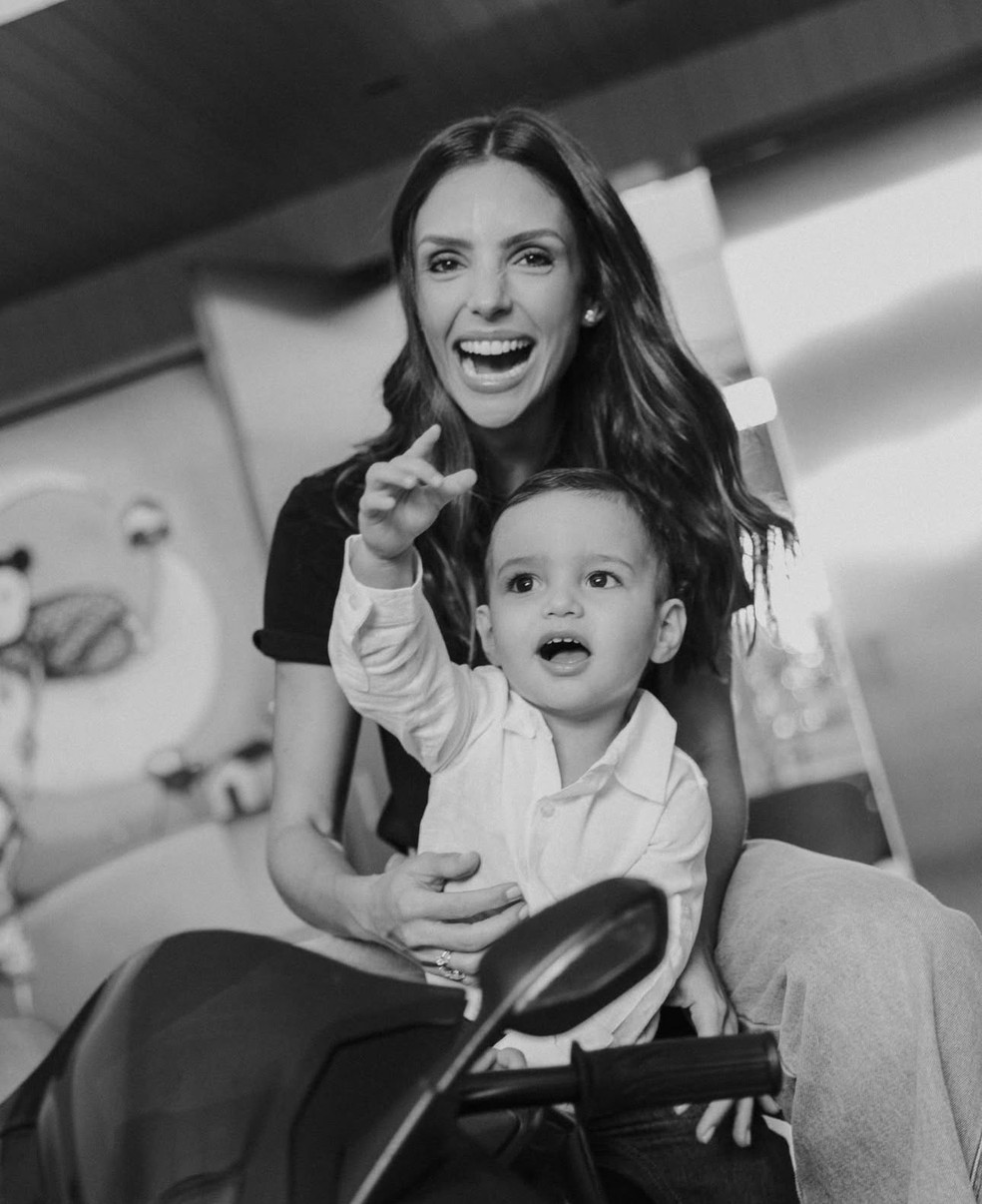 Carol Celico exibe momento de diversão com o filho caçula