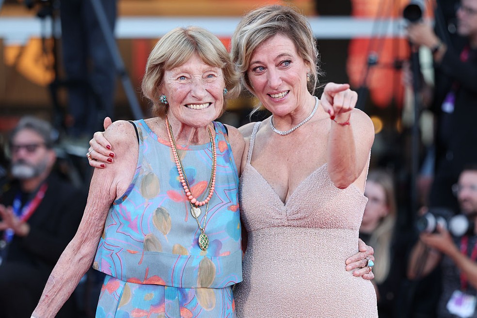 Atriz francesa Valeria Bruni se emociona ao levar a mãe no tepet vermelho do Festival de Cinema ...