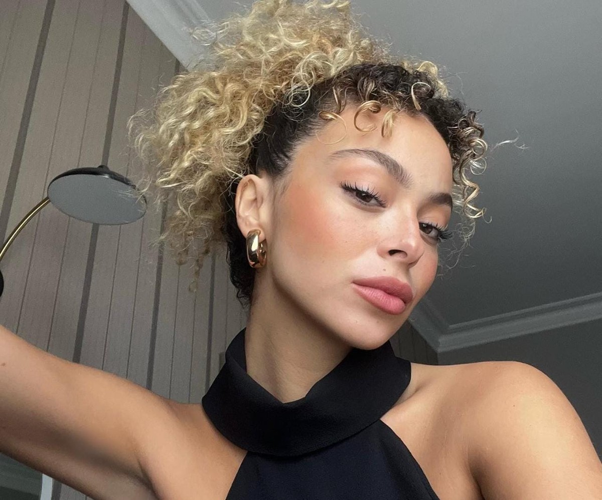 Julia Rodrigues elege look all black para explorar Londres