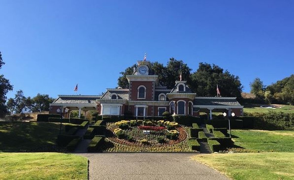 Paris Jackson volta a Neverland