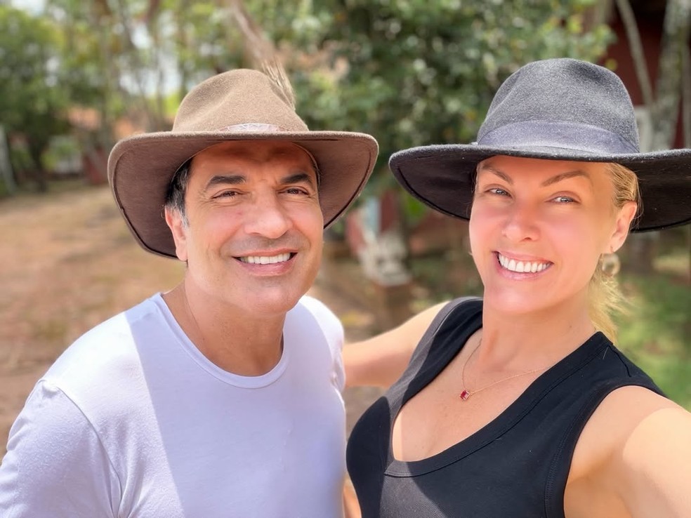 Ana Hickmann celebra início de ano lado de Edu Guedes