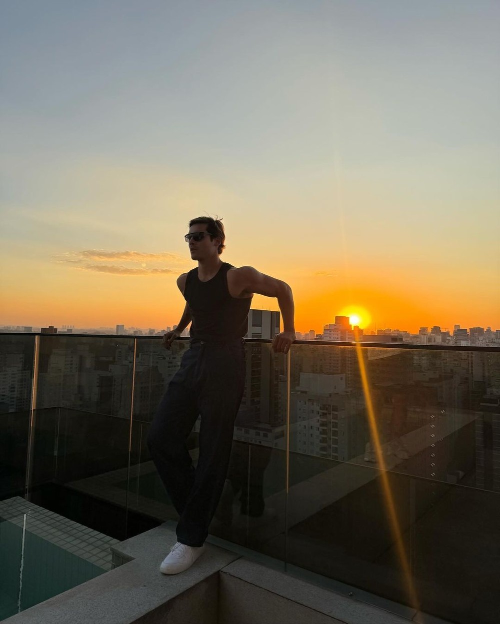Nicolas Prattes compartilha clique romântico ao lado de Sabrina Sato