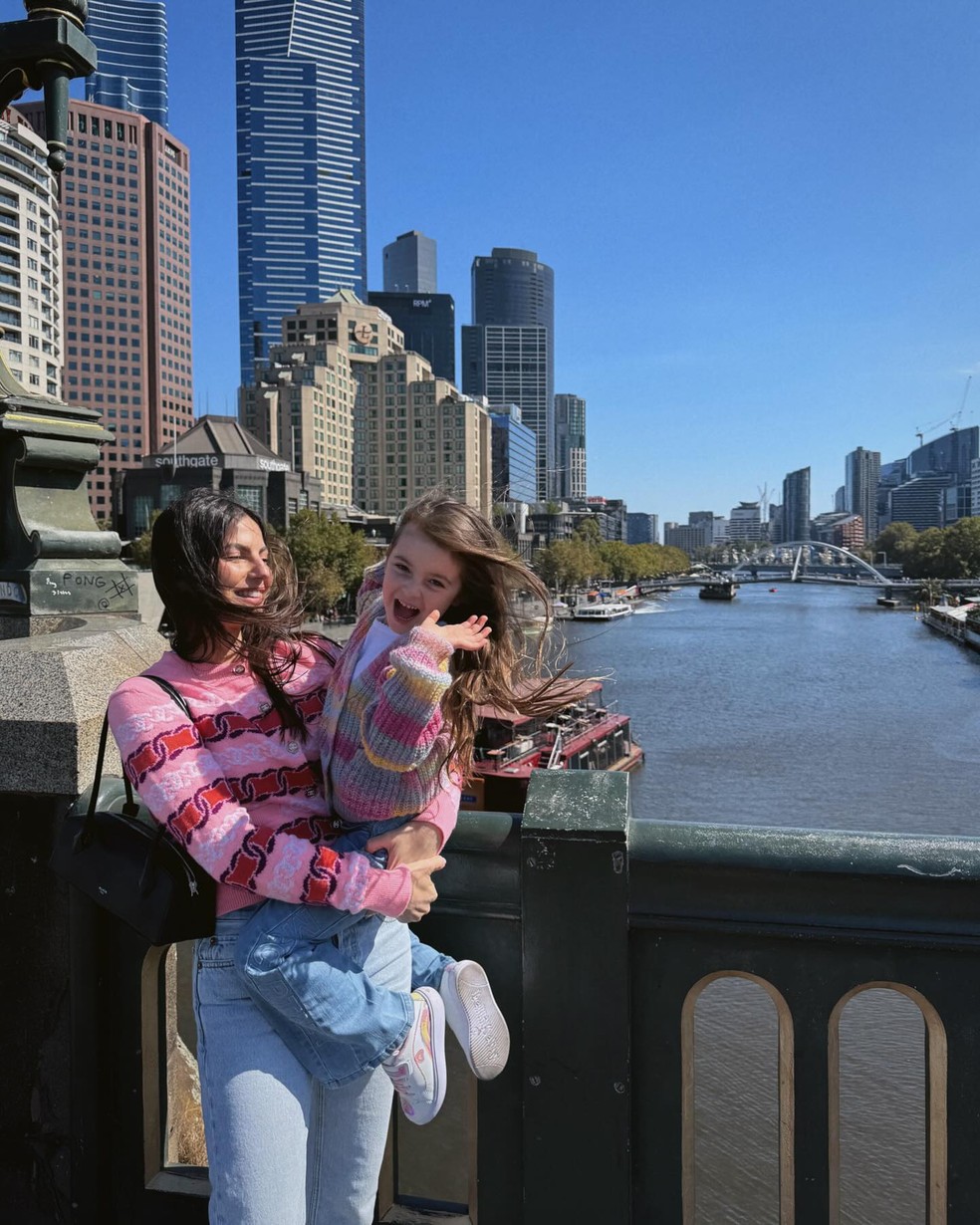 Kelly Piquet abre álbum de viagem para a Austrália com a filha e Max ...