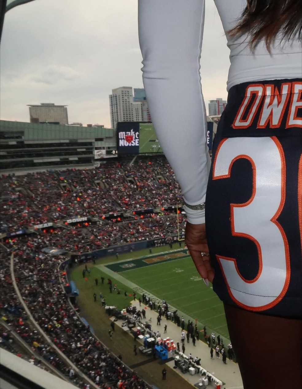 Simone Biles exibe look personalizado para assistir ao jogo do marido