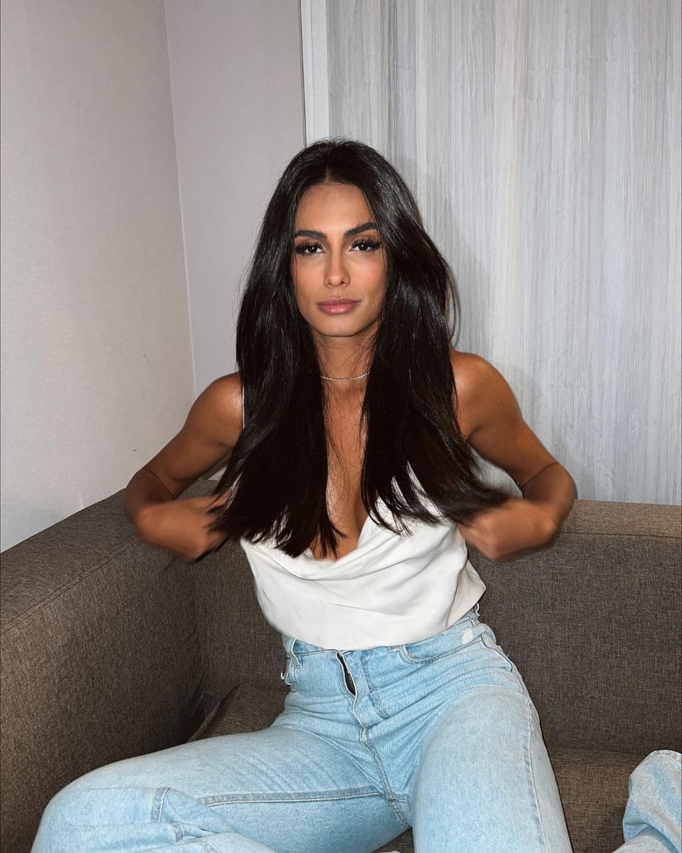 Carol Ramiro radicaliza no visual, corta os cabelos e muda a cor