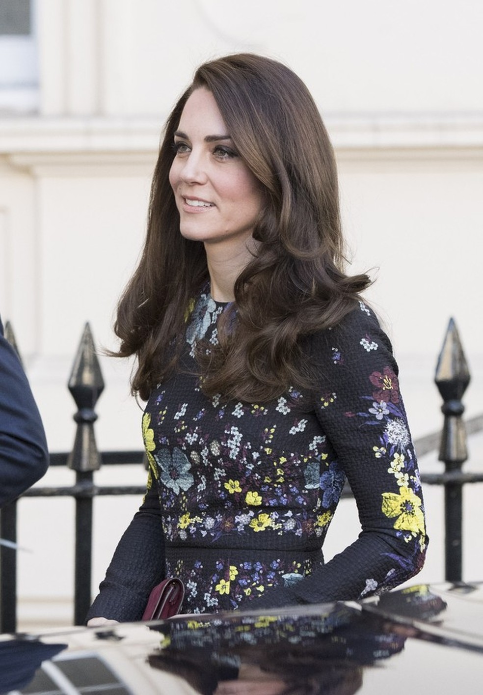 Kate Middleton surge impecável com vestido floral Erdem