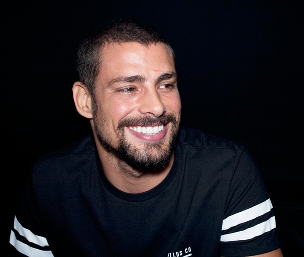 Cauã Reymond faz selfie com Lea T. no desfile de verão 2015 da Ellus no ...