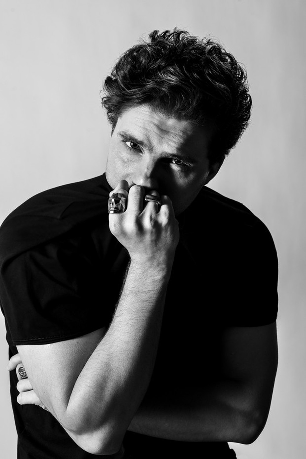 As facetas de Thiago Fragoso: ator de sucesso, maratonista e paizão