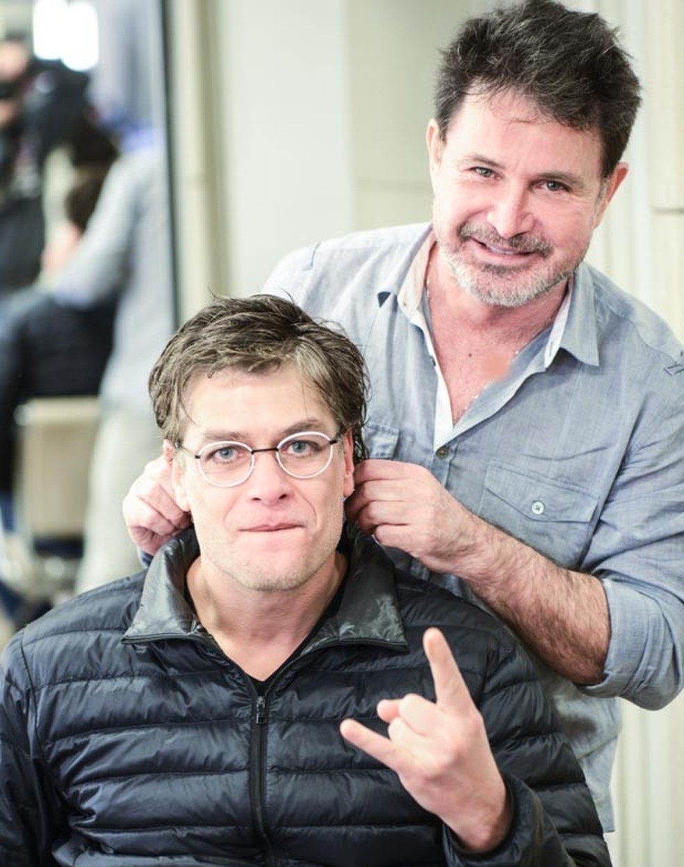 Fábio Assunção surge com novo visual em passagem por salão de beleza