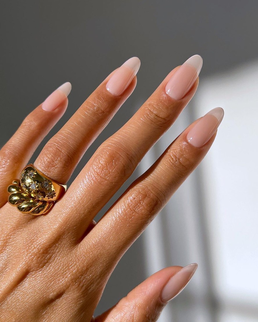 Cloud nails: conheça as unhas minimalistas da vez
