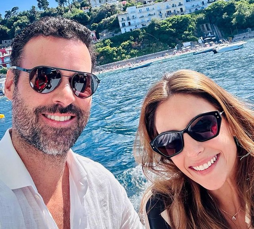 Caroline Celico abre álbum de viagem para a Itália com o marido