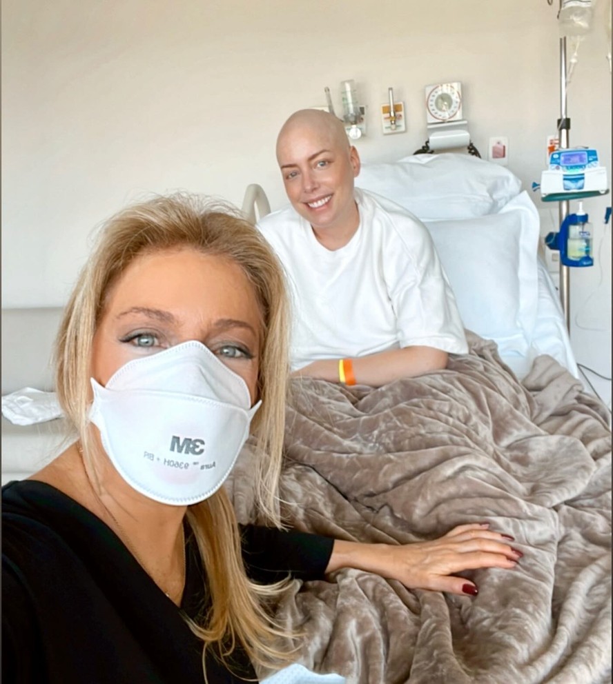 Fabiana Justus recebe visita da mãe, Sacha Chryzman, no hospital ...